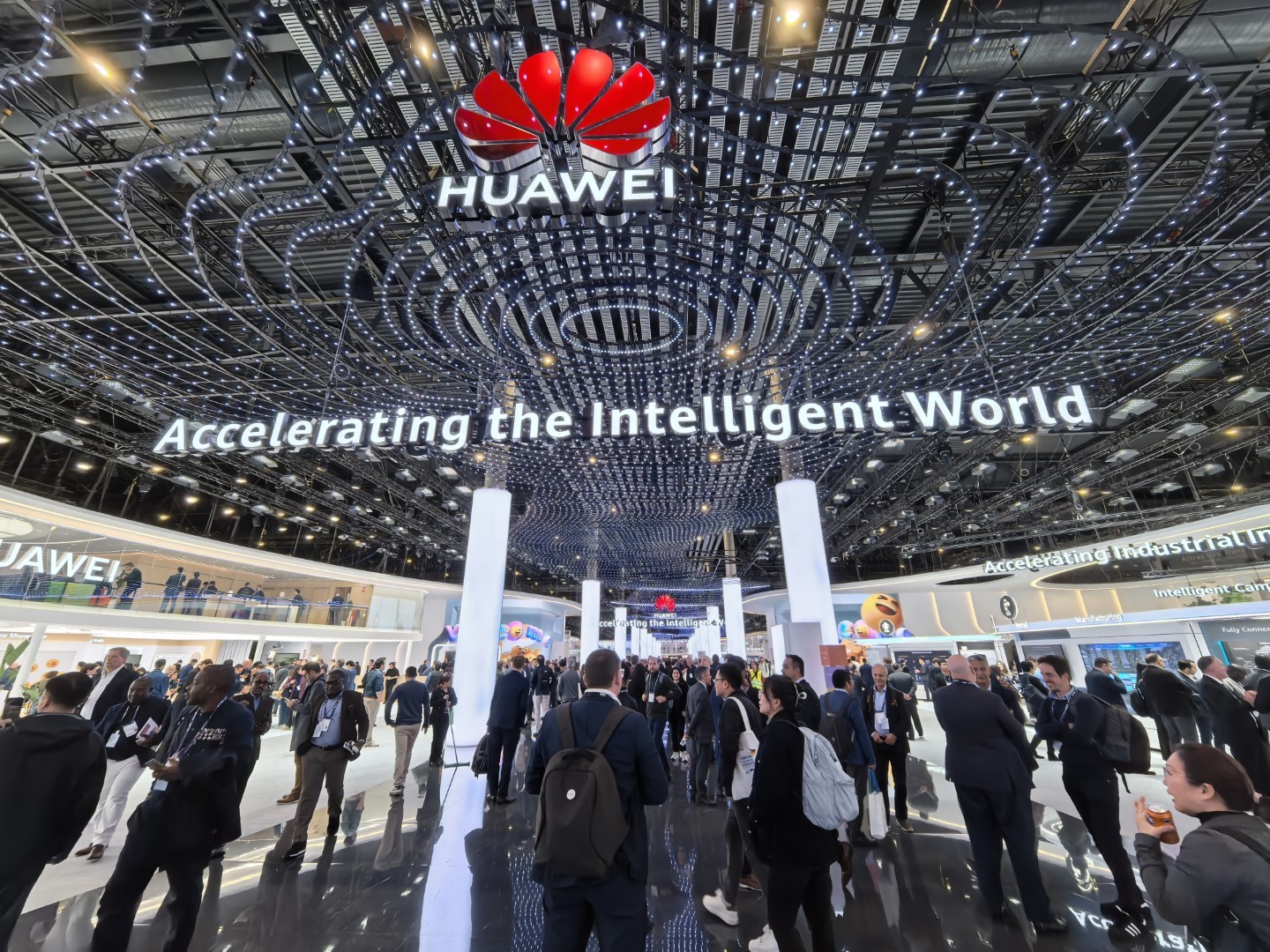 Η HUAWEI στο MWC 2025: AI, ρομποτική και remote driving — InfoCom